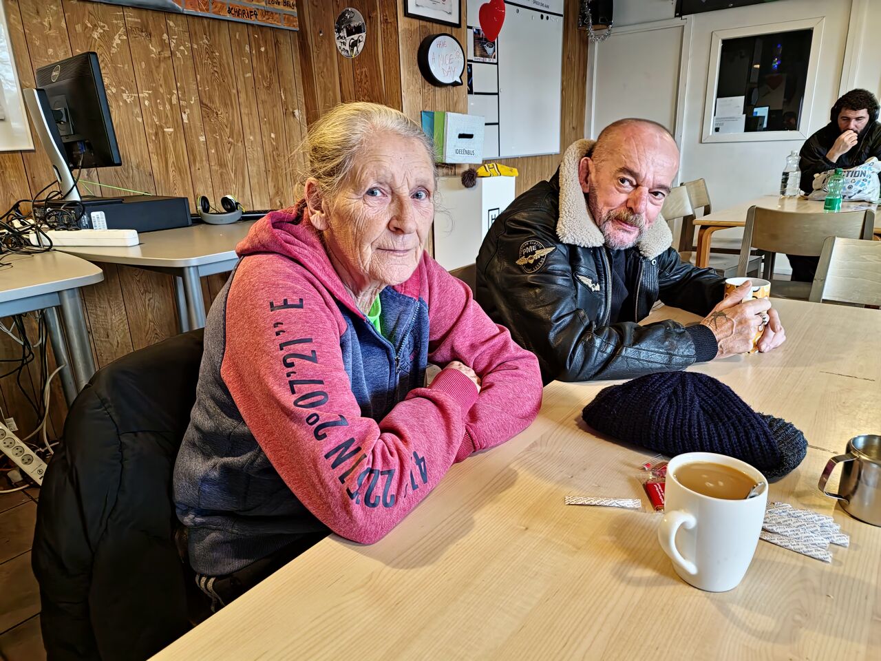 Daklozen krijgen eindejaarsmenu in Café Anoniem in Hasselt | VRT NWS ...