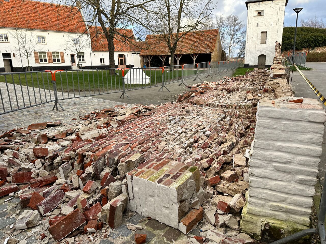 Historische muur aan abdijhoeve in Oudenburg valt om, stadsbestuur ...