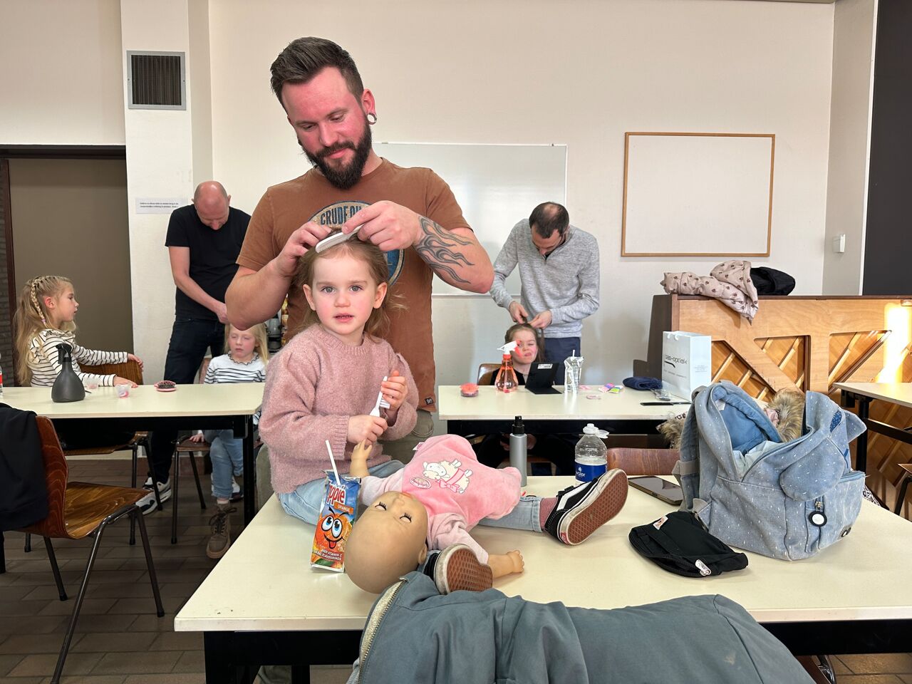 Papa's krijgen les om haren van dochters te vlechten in Beringen | VRT ...