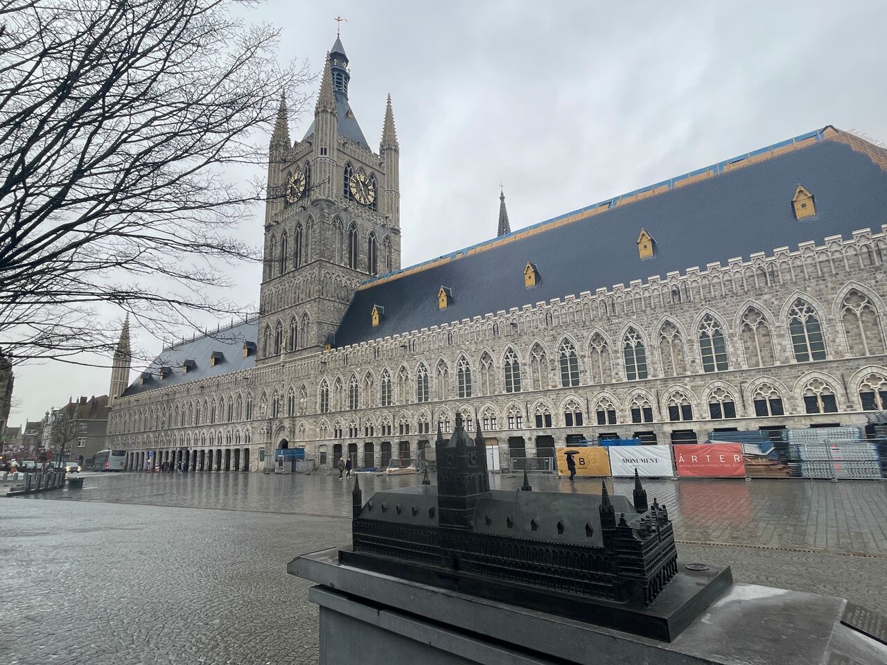 Stellingen rond Lakenhallen in Ieper zijn weg: gerestaureerde voorgevel ...