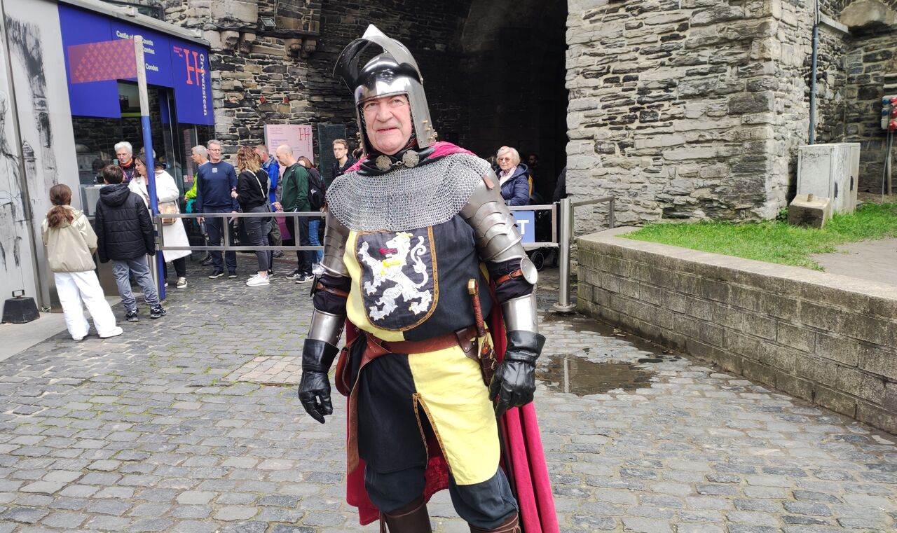 Ridder Robrecht elk weekend in vol ornaat aan Gravensteen Gent ...