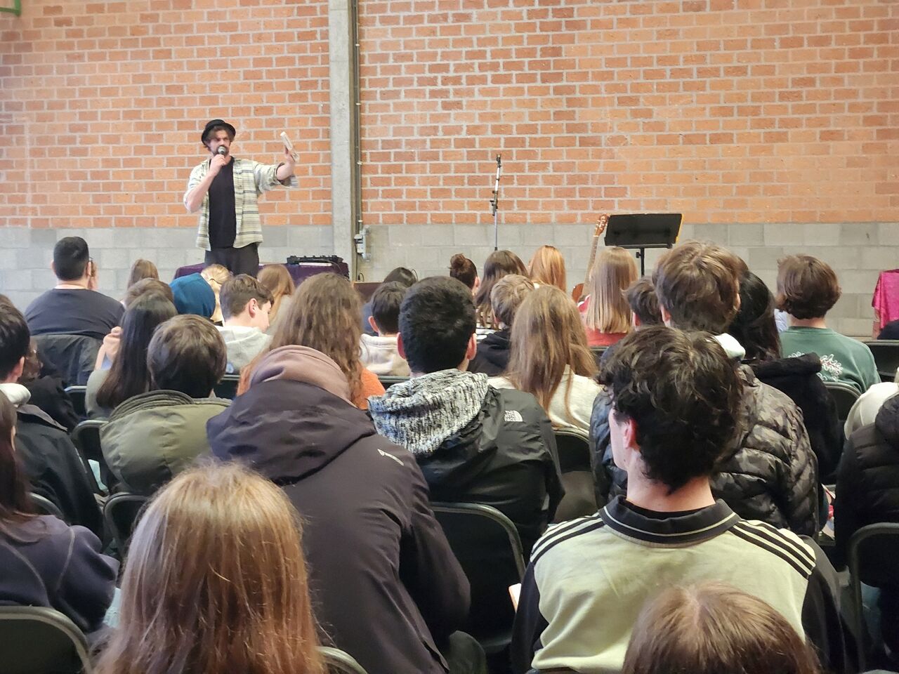 Stand-up comedyshow 'Vreten op Aarde' van afvalintercommunale IVAREM ...