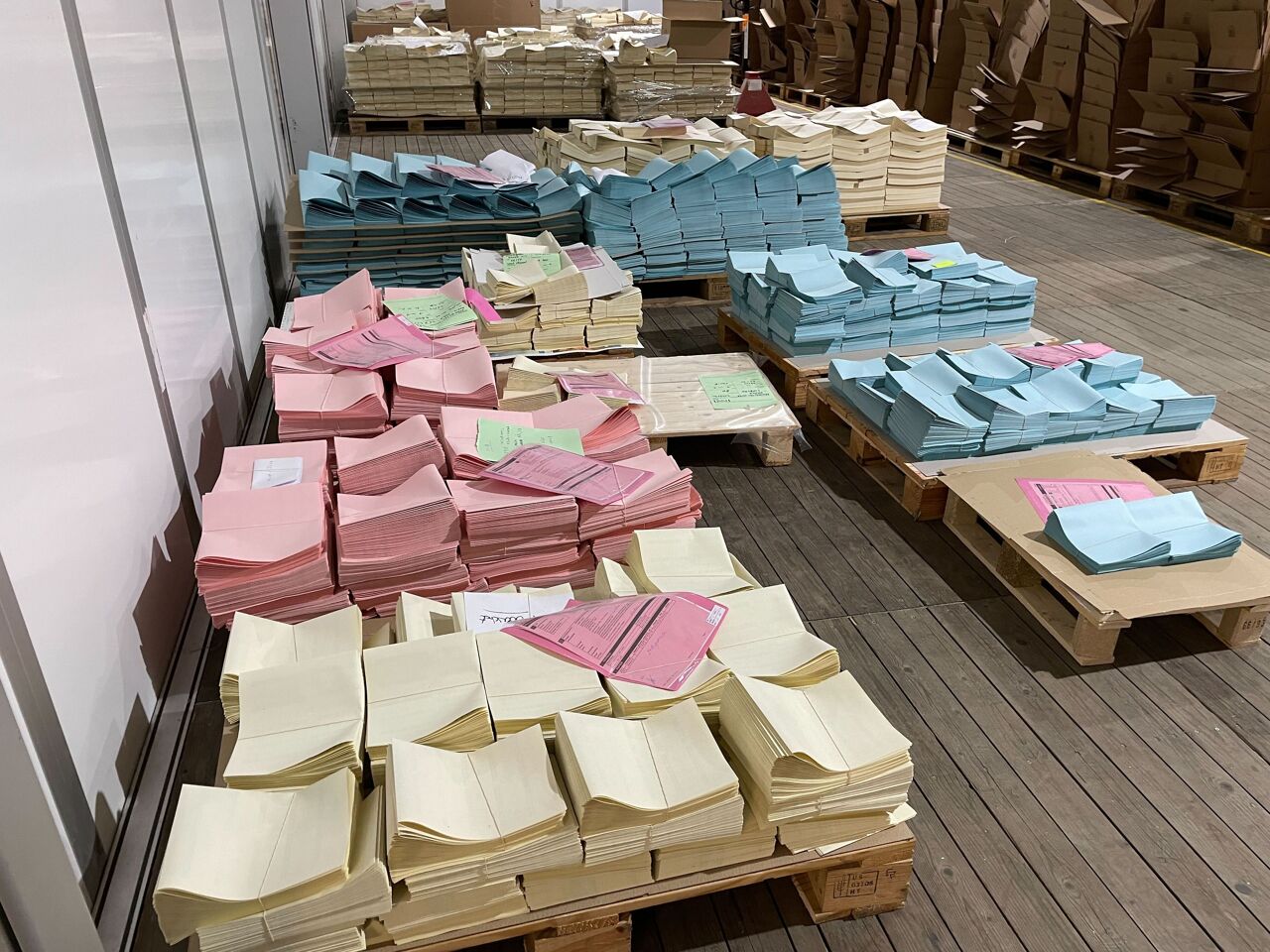 Twee West-Vlaamse bedrijven maken zo'n 8 miljoen stembiljetten voor ...