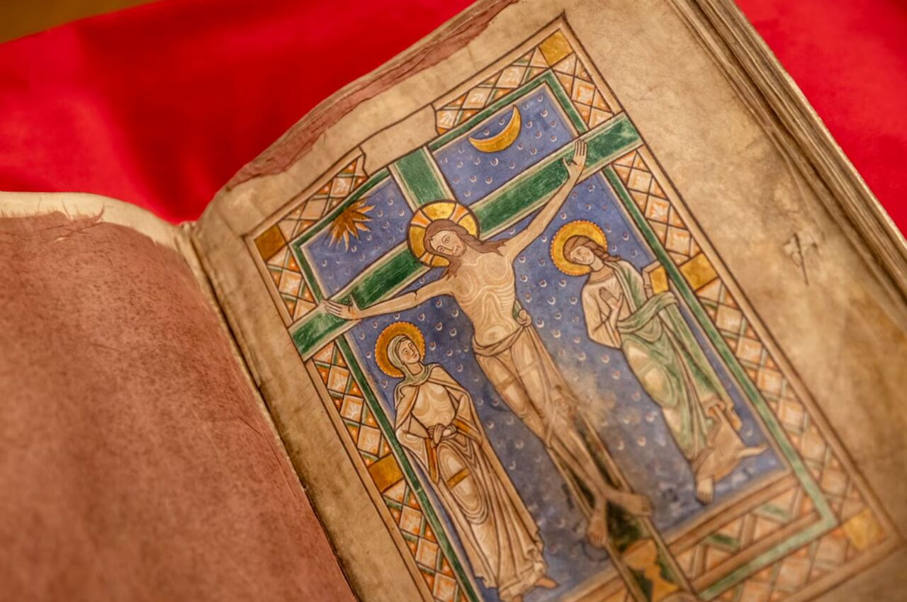 "Oudste boek van Antwerpen" uit 12e eeuw krijgt nieuwe thuis in ...