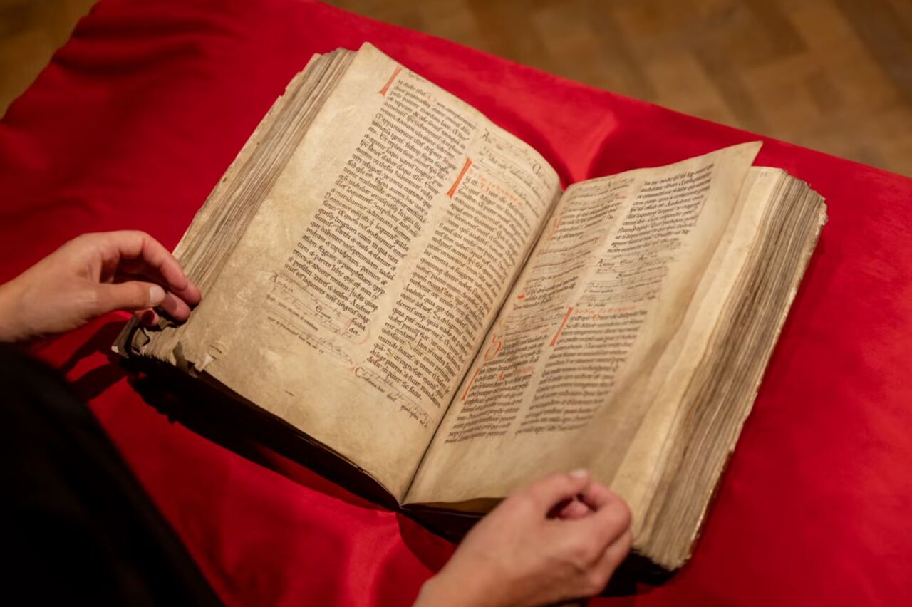 "Oudste boek van Antwerpen" uit 12e eeuw krijgt nieuwe thuis in ...