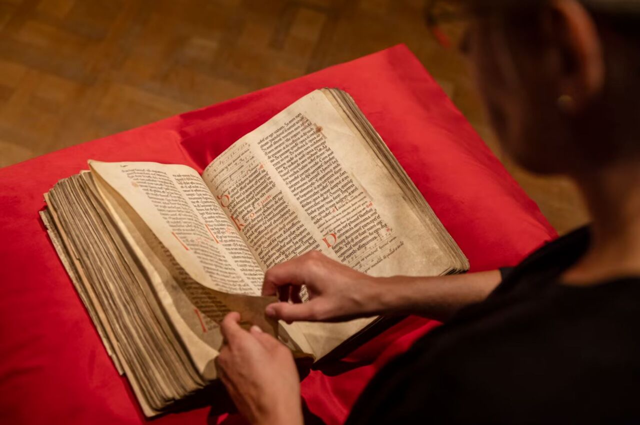 "Oudste boek van Antwerpen" uit 12e eeuw krijgt nieuwe thuis in ...