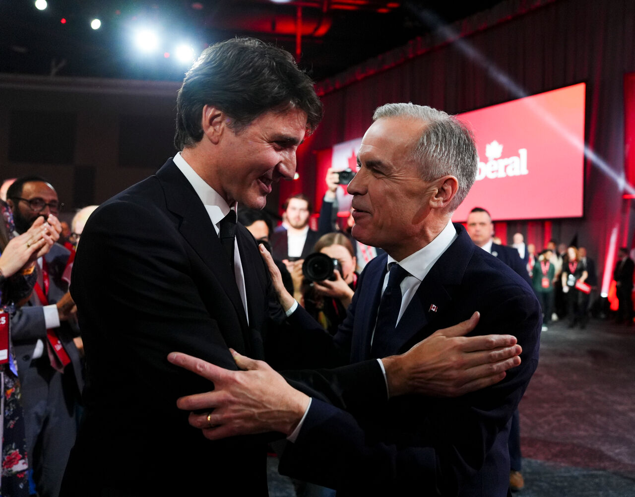 Mark Carney volgt Trudeau op als premier van Canada en haalt meteen uit ...