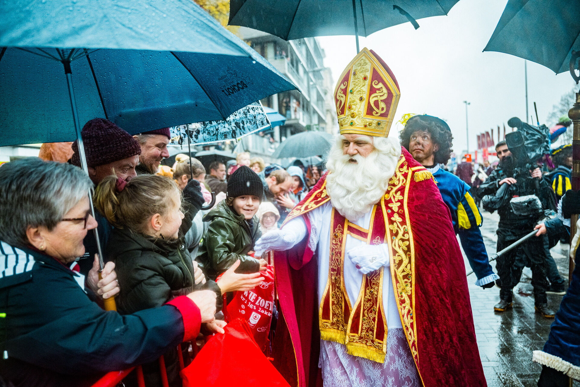 Hij komt, hij komt, ... intrede van de Sint | VRT MAX