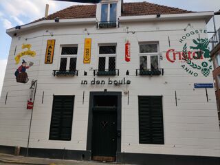 Ruitjes ingeslagen bij oud-clubcafé Reuzegom "In Den Boule" in Leuven ...