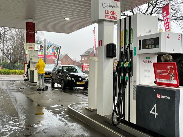 Tankstation in Lommel verhoogt prijs van benzine om Nederlandse ...