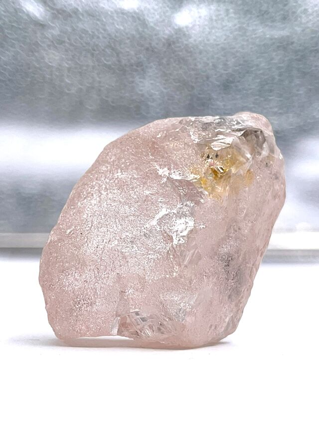 Roze, ruw en 170 karaat: mijnwerkers in Angola vinden grootste roze ...