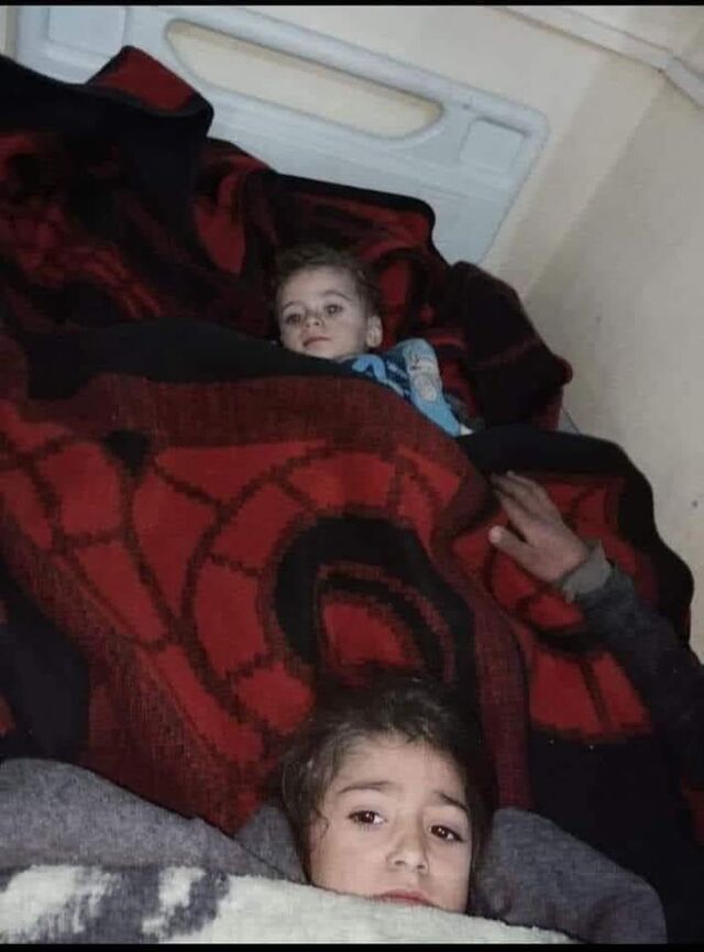Het verhaal achter de pakkende foto's: 15-jarige Irmak werd in bed ...