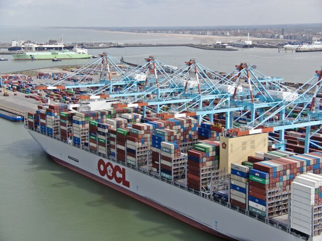 Grootste containerschip ooit in ons land (voorlopig) meert aan in ...