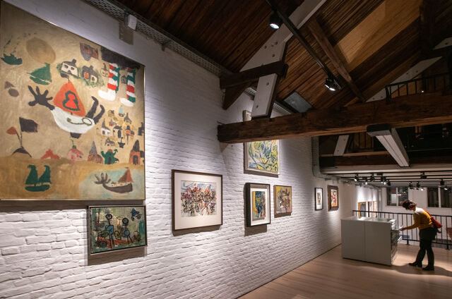 Karine, de vrouw naast Fernand Huts, toont haar verzameling Cobra-kunst ...