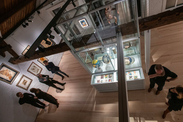 Karine, de vrouw naast Fernand Huts, toont haar verzameling Cobra-kunst ...