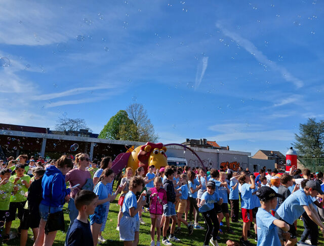 Sint-Pieters-Leeuw laat kinderen bellen blazen in plaats van rook ...