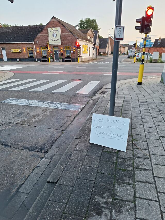 Buurtbewoner plaatst bordje bij verkeerslichten aan kruispunt in Aarschot: "Tot hier rijden ...
