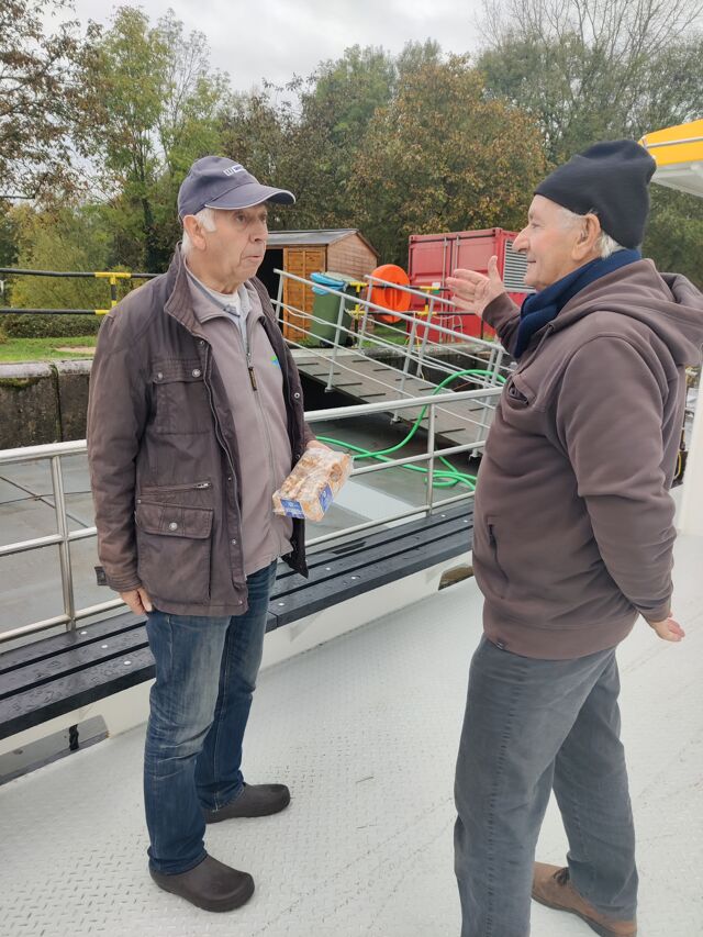 Inwoners Humbeek-Sas danken veerman René om hen vier maanden lang het ...