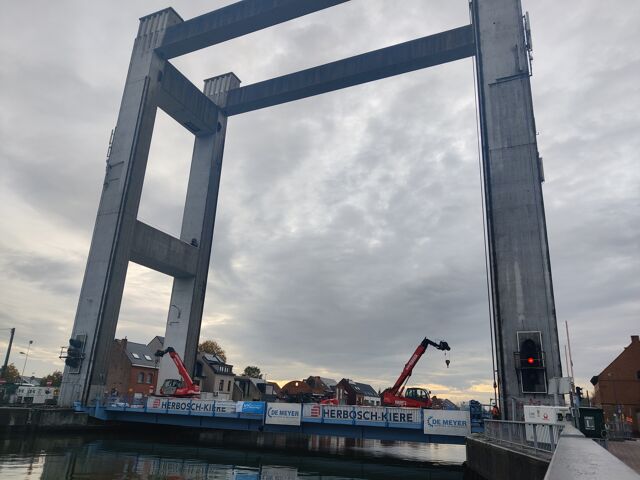 Inwoners Humbeek-Sas danken veerman René om hen vier maanden lang het ...