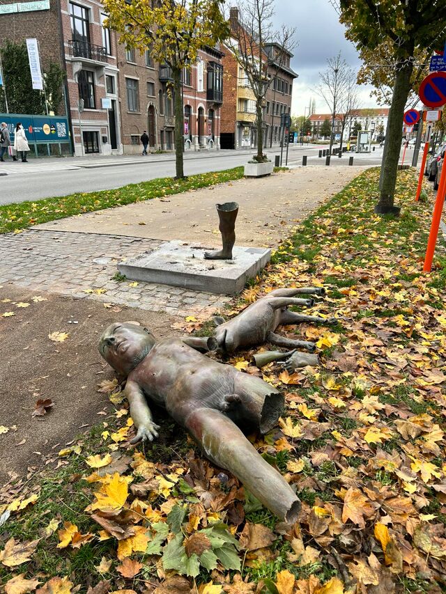 Dronken bestuurder rijdt bekend standbeeld "Man met hond" omver in ...