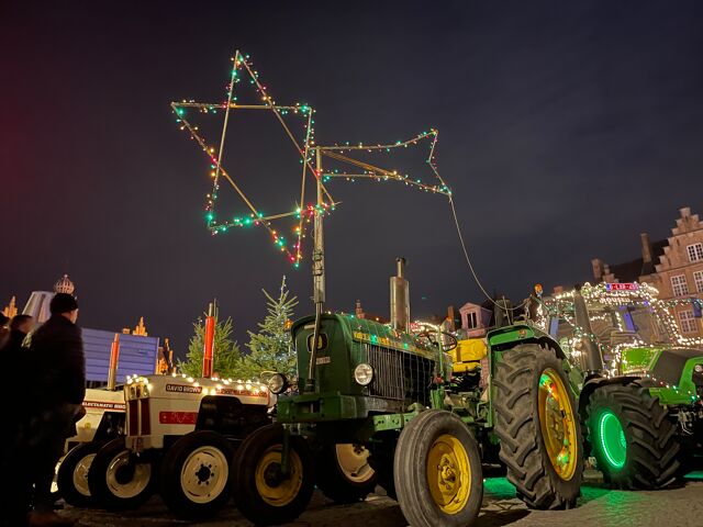 Kerstparade met versierde tractors trekt door Ieper | VRT NWS: nieuws