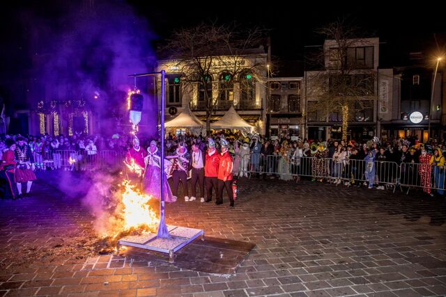 Emotie bij de popverbranding die de Bommelsfeesten in Ronse afsluit ...