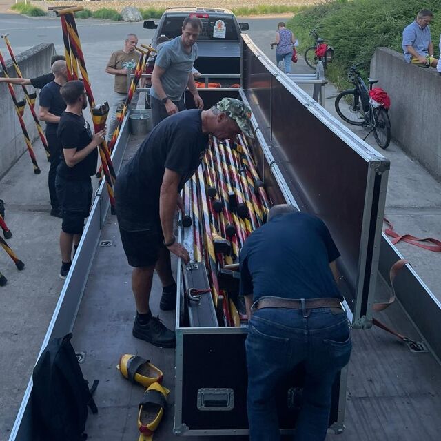 Reiskoffer van 5 meter lang: stelten van de Koninklijke Steltenlopers ...