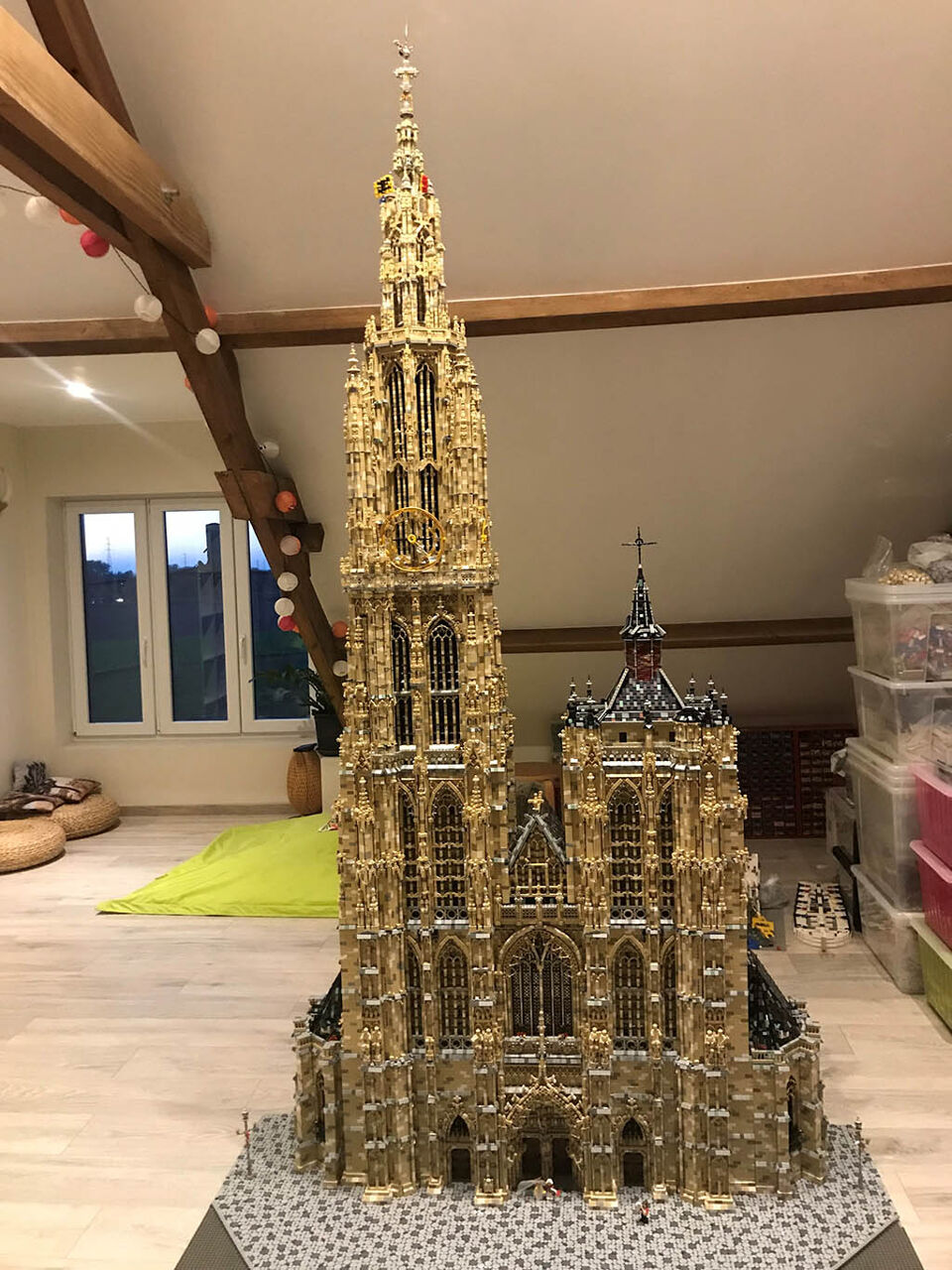 Man uit Rekkem bouwt kolossaal schaalmodel in Lego van kathedraal van ...