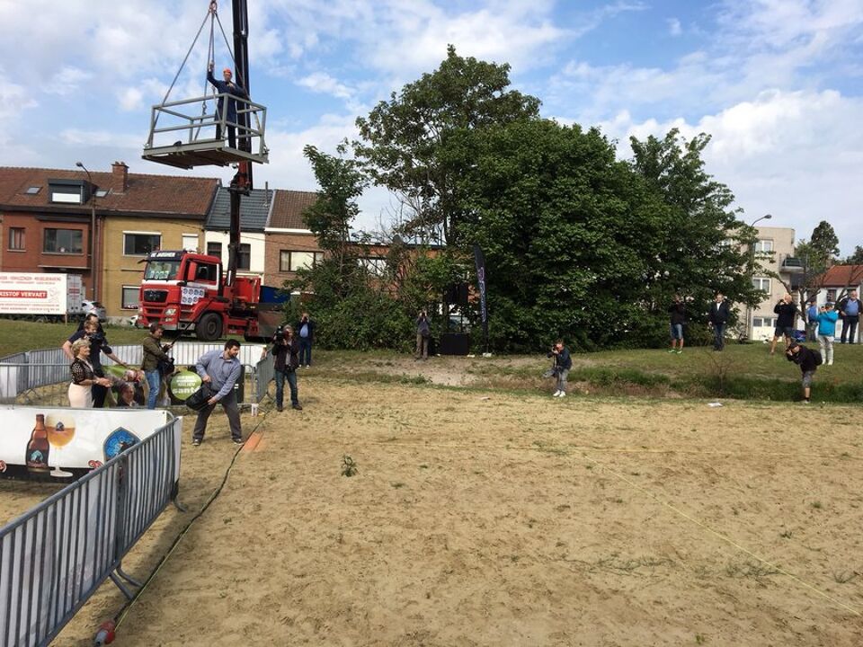 Zelzate houdt wereldkampioenschap "sjakossen smijten" | VRT NWS: nieuws