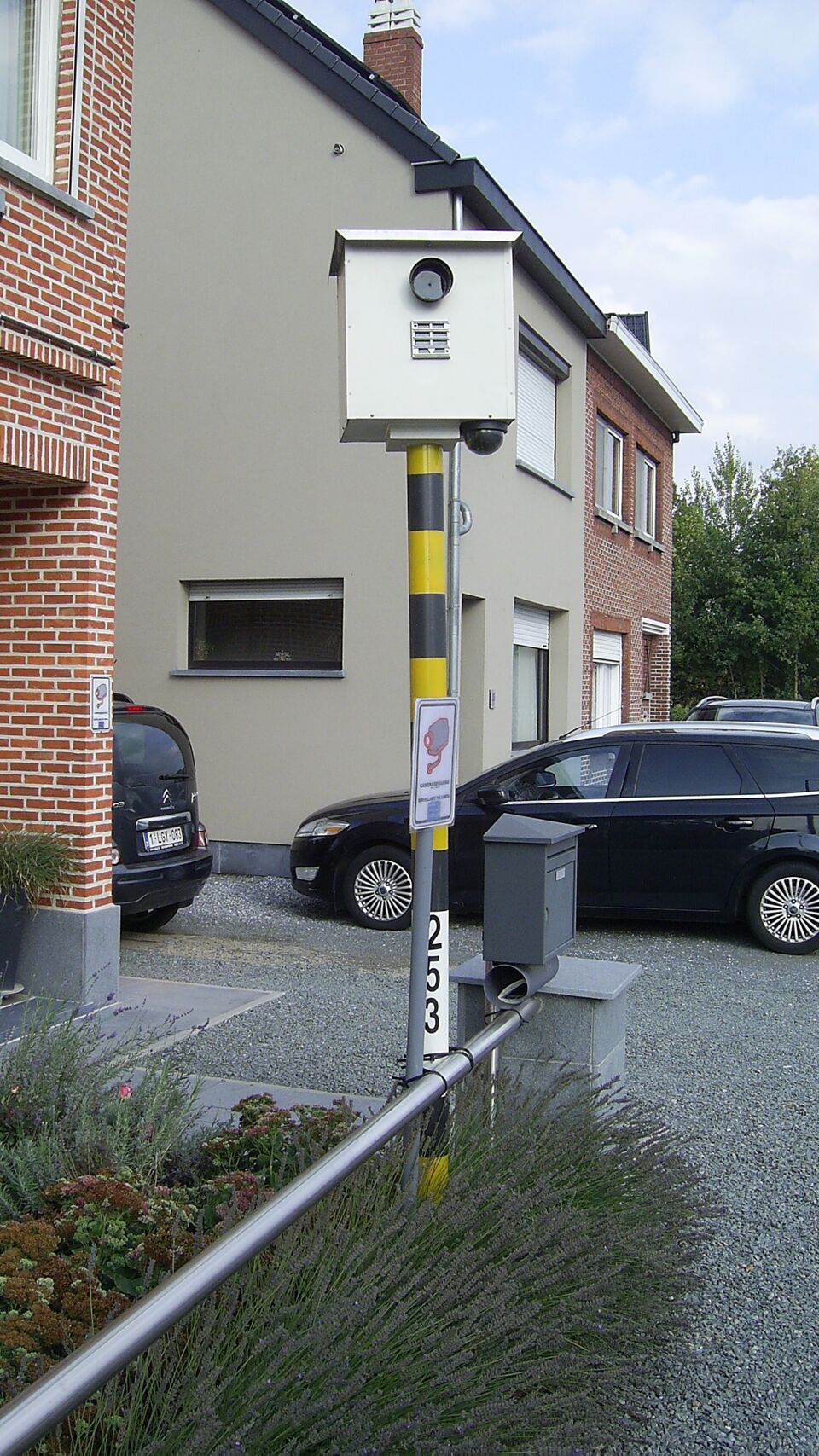 Zelfgemaakte flitspaal in voortuin na twee weken gestolen: "Ik hoop dat ...