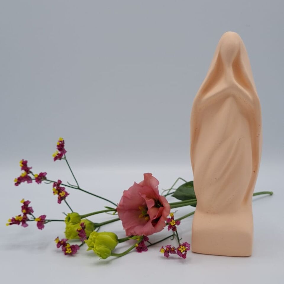 Snoep of kunst? Kunstenares uit Oudenaarde maakt Mariabeeldjes die ...