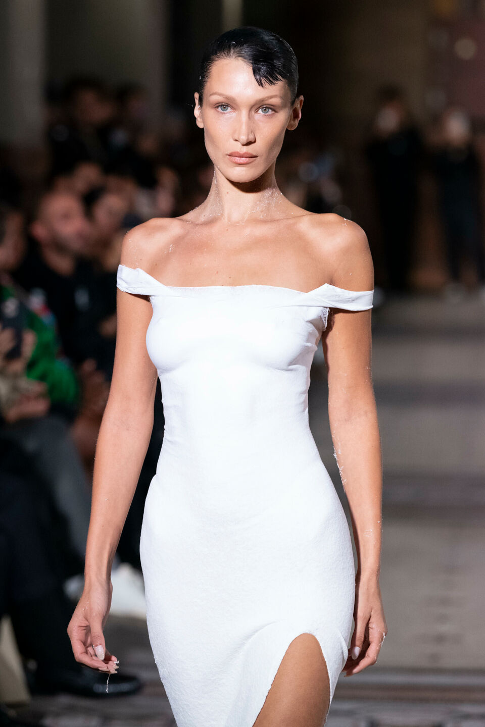 Topmodel Bella Hadid laat jurk "opspuiten" op catwalk in Parijs | VRT ...