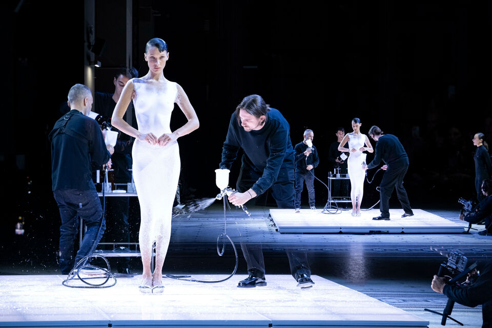 Topmodel Bella Hadid laat jurk "opspuiten" op catwalk in Parijs | VRT NWS: nieuws