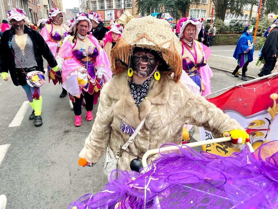 BEKIJK: Voil Jeanetten op doortocht in Aalst op laatste carnavaldag | VRT NWS: nieuws