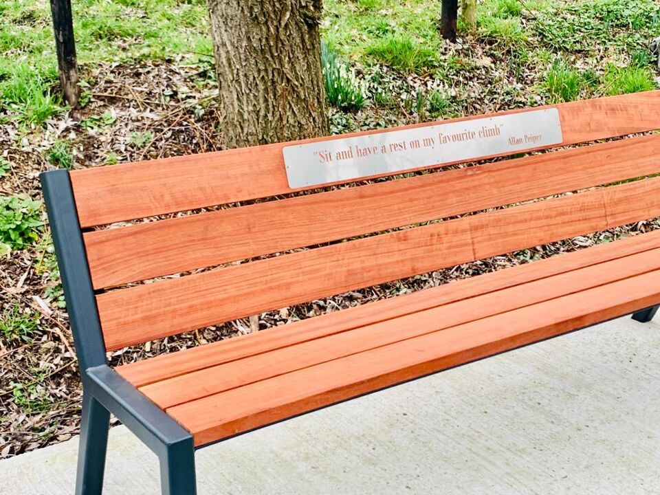 Bankje onthuld op Berg ten Houte in Maarkedal als trouwcadeau voor ex ...
