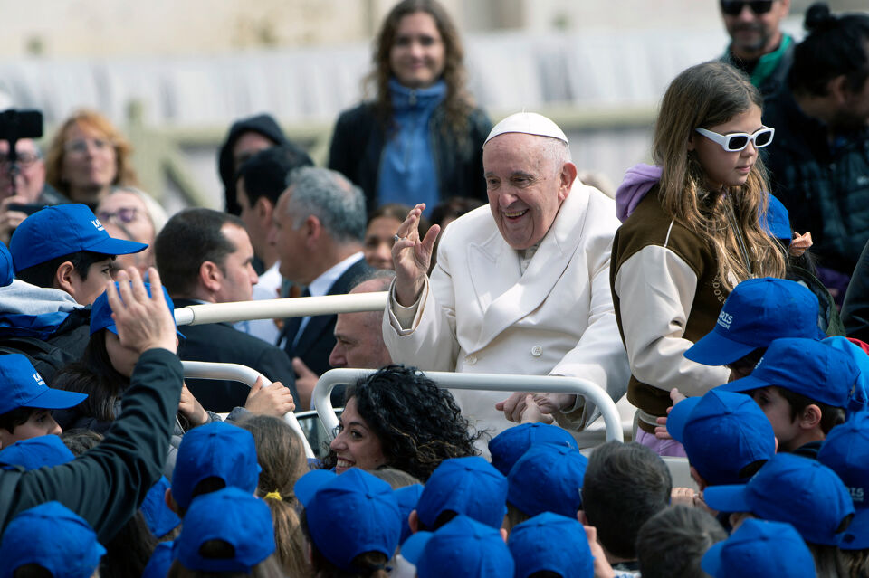 Paus Franciscus (86) stelt het goed en hervat zijn werk vanuit het ...