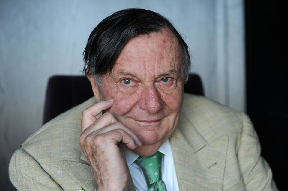 Komiek Barry Humphries (89) overleden, vooral bekend voor zijn alter ...