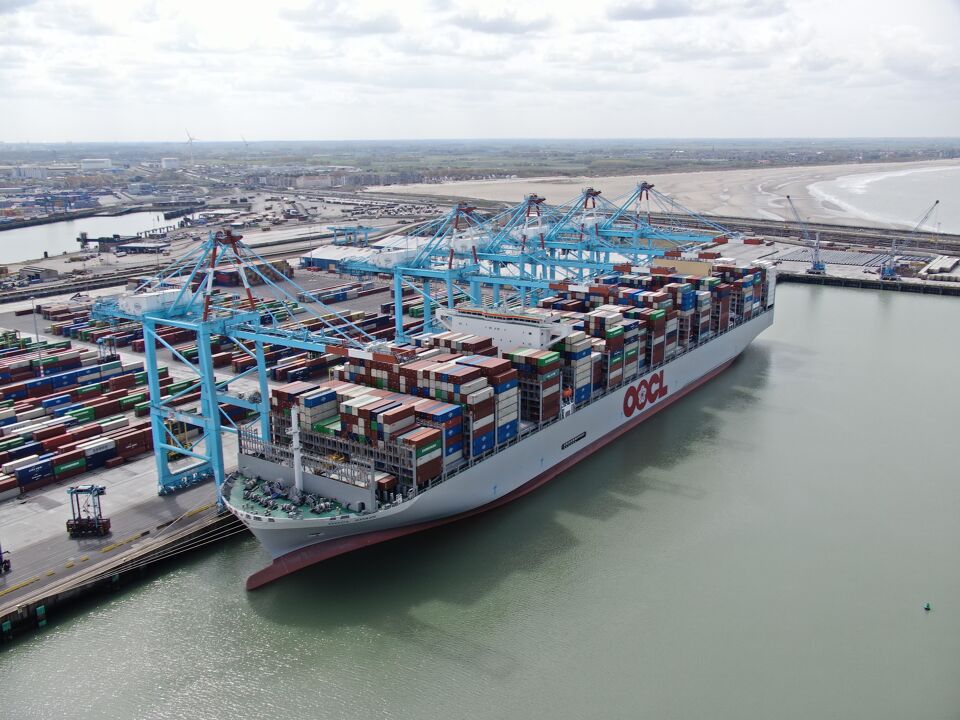 Grootste containerschip ooit in ons land (voorlopig) meert aan in ...