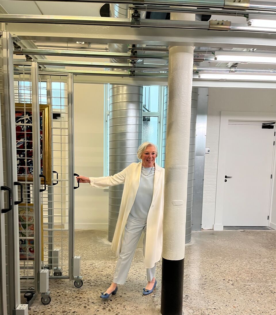 Karine, de vrouw naast Fernand Huts, toont haar verzameling Cobra-kunst ...