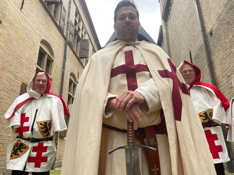 Ieperse stadsgidsen worden middeleeuwse ridders, ze gidsen voortaan in ...