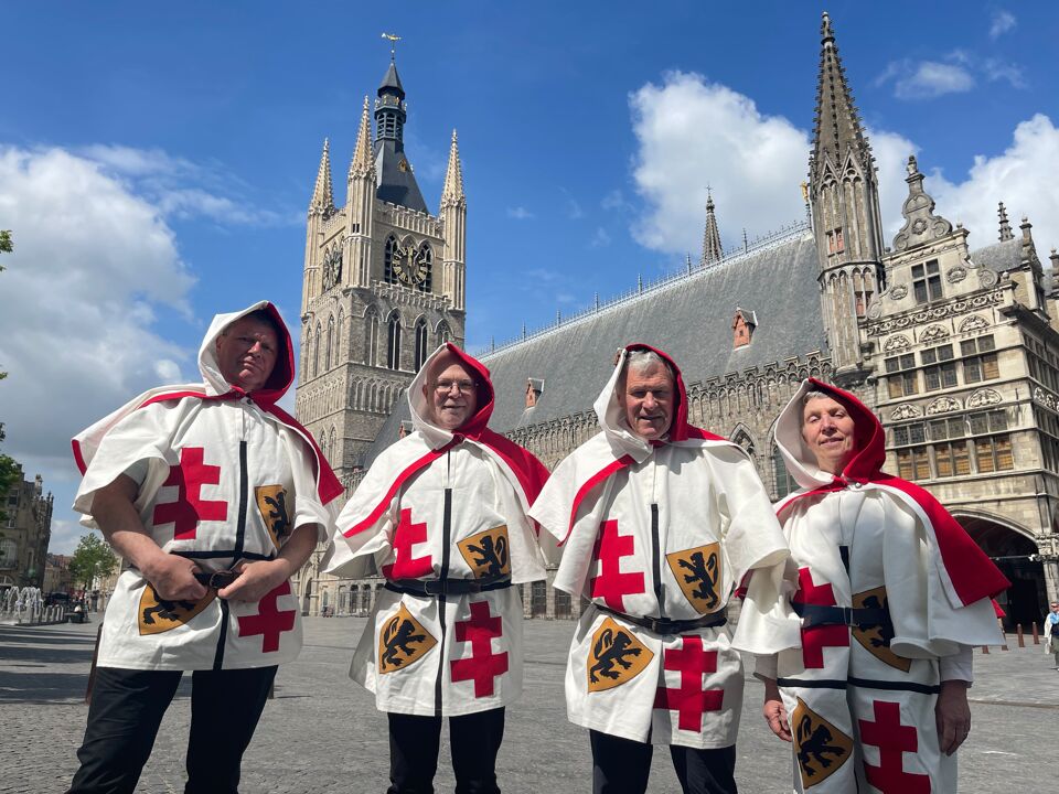Ieperse stadsgidsen worden middeleeuwse ridders, ze gidsen voortaan in ...