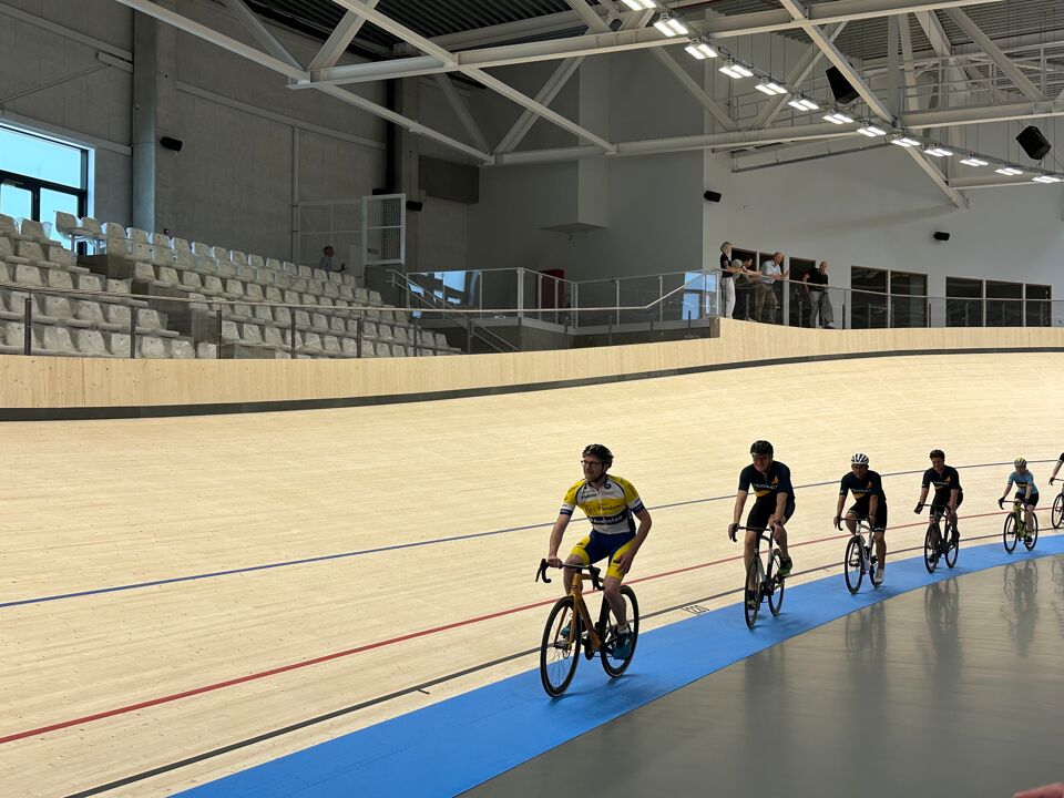 Eerste rondjes op nieuwe wielerpiste van Velodroom in Heusden-Zolder ...