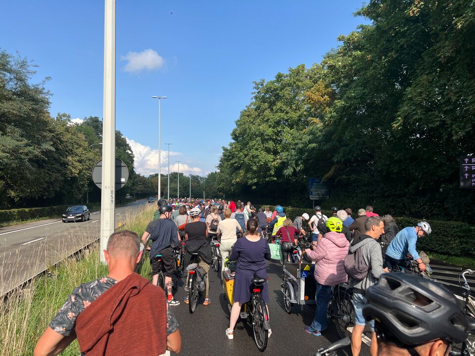 2.000 fietsers rijden op Leuvense ring tijdens Autovrije Zondag: "Cool dat we zelfs in de tunnel ...