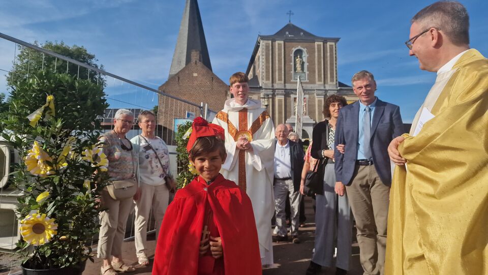 25-jarige Bart Pluymers in Zonhoven gewijd tot jongste priester van ...