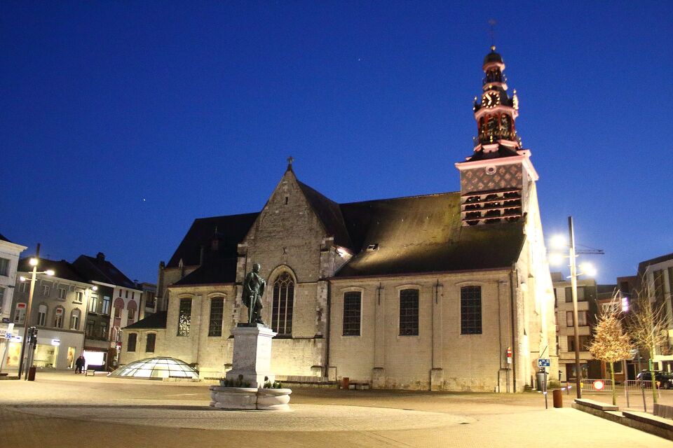 Eikenhouten toren kerk Zottegem wordt afgebroken en weer opgebouwd als ...