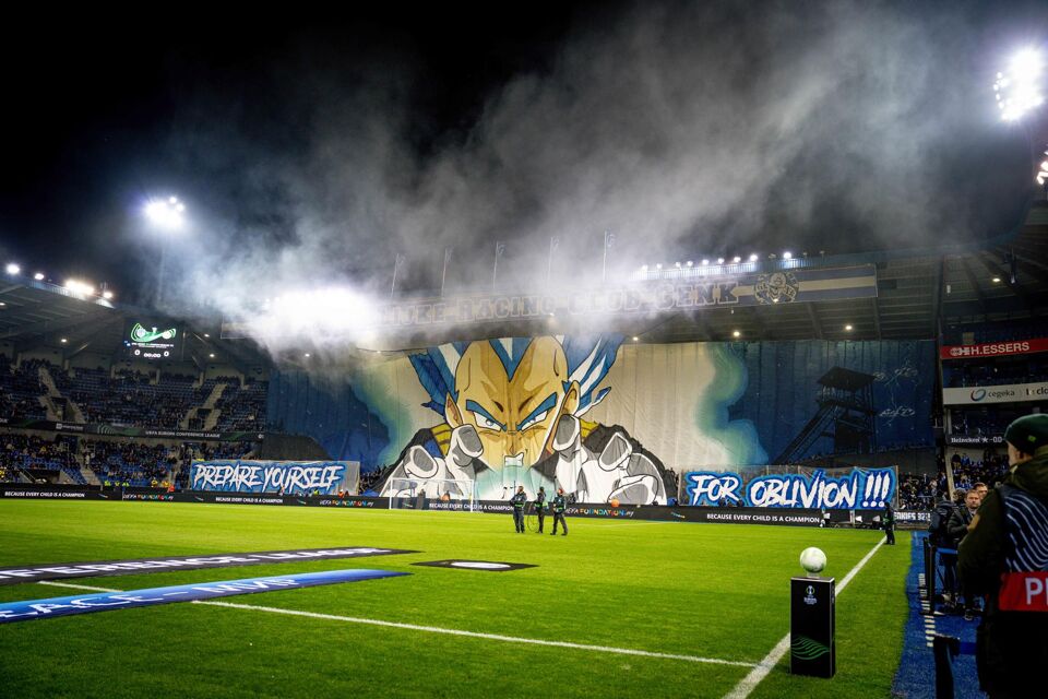 Harde kern van supporters KRC Genk pakt uit met gigantische tifo ...