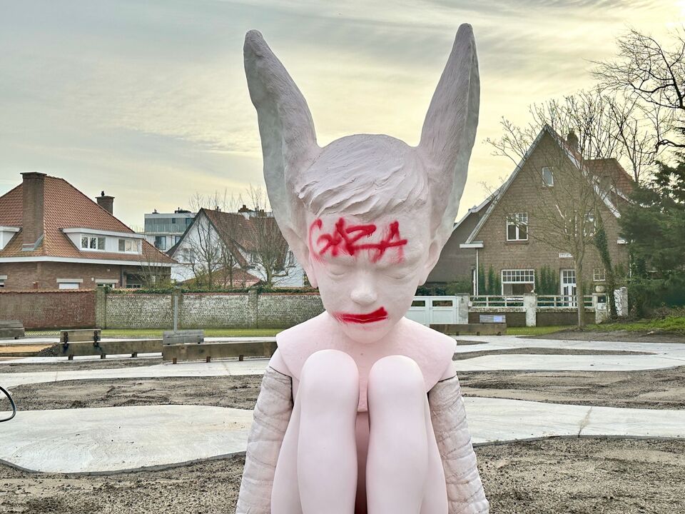 Bronzen beeld "Benjamin" in Wenduine besmeurd met graffiti | VRT NWS ...