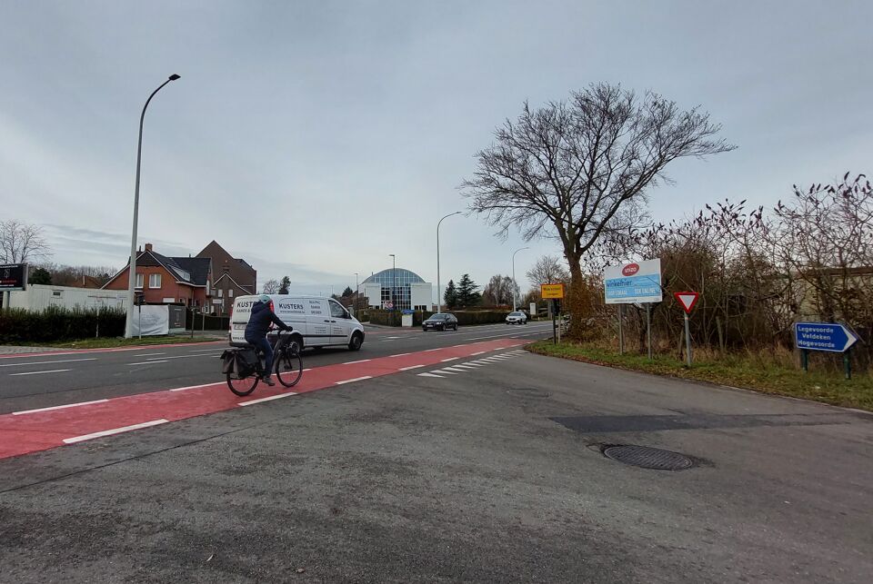 Vier kruispunten op drukke N9 in Lievegem worden veiliger voor overstekende fietsers en ...