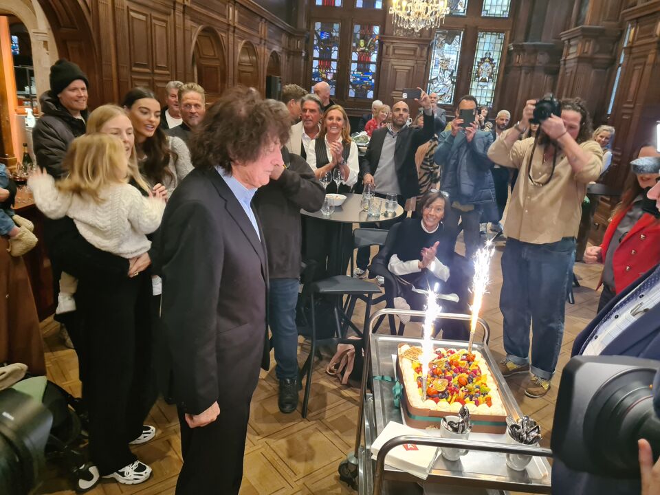 Basketballegende Willy Steveniers viert 85e verjaardag met eerbetoon in ...