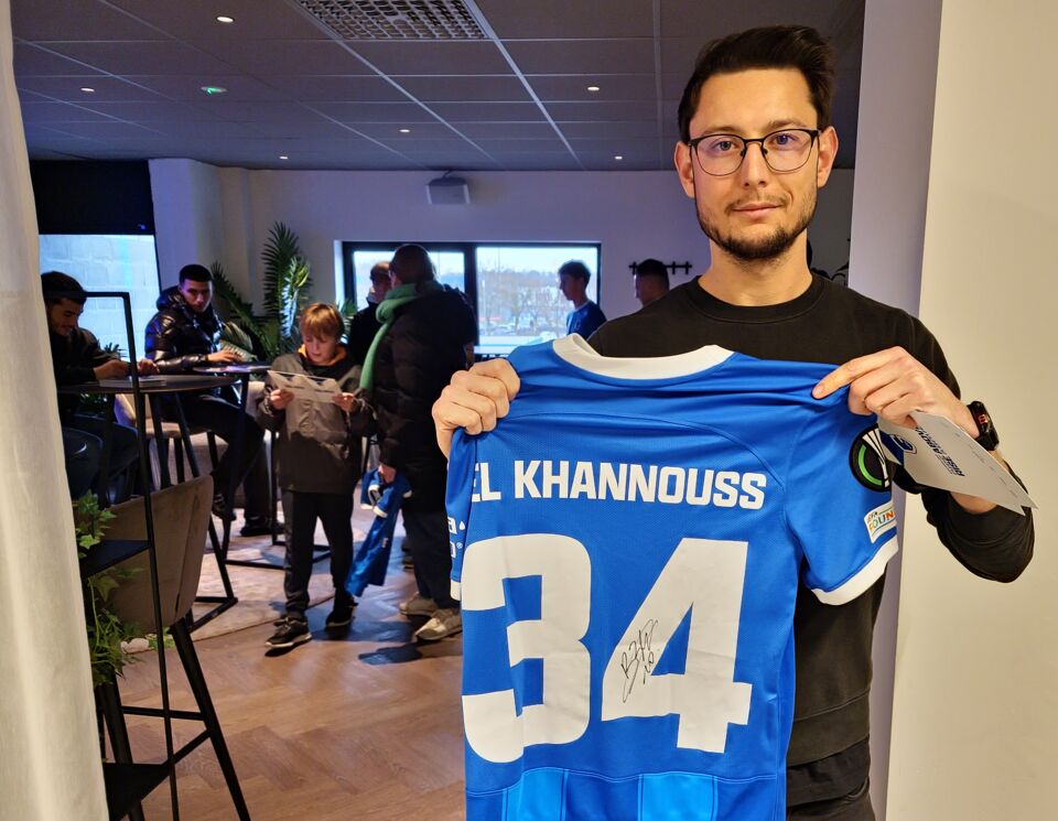 Bilal El Khannouss signeert truitjes van supporters met oude rugnummer 34 | VRT NWS: nieuws